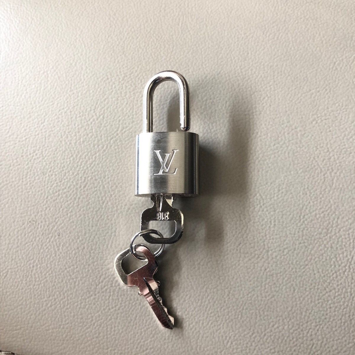 Louis Vuitton RARE SILVER Louis Vuitton lock with chain | Grailed