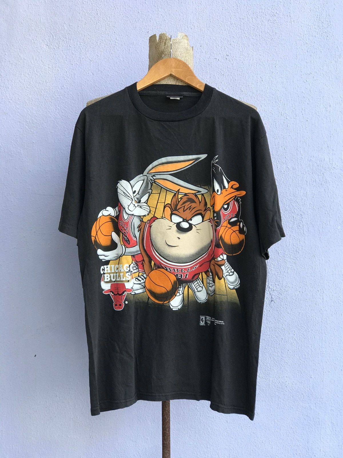 NBA VINTAGE RARE WARNER BROS SPACE JAM CHICAGO BULLS T-SHIRT | Grailed