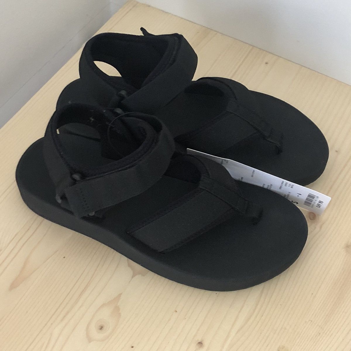Uniqlo SS2020 Uniqlo U Sandals in Black | Grailed