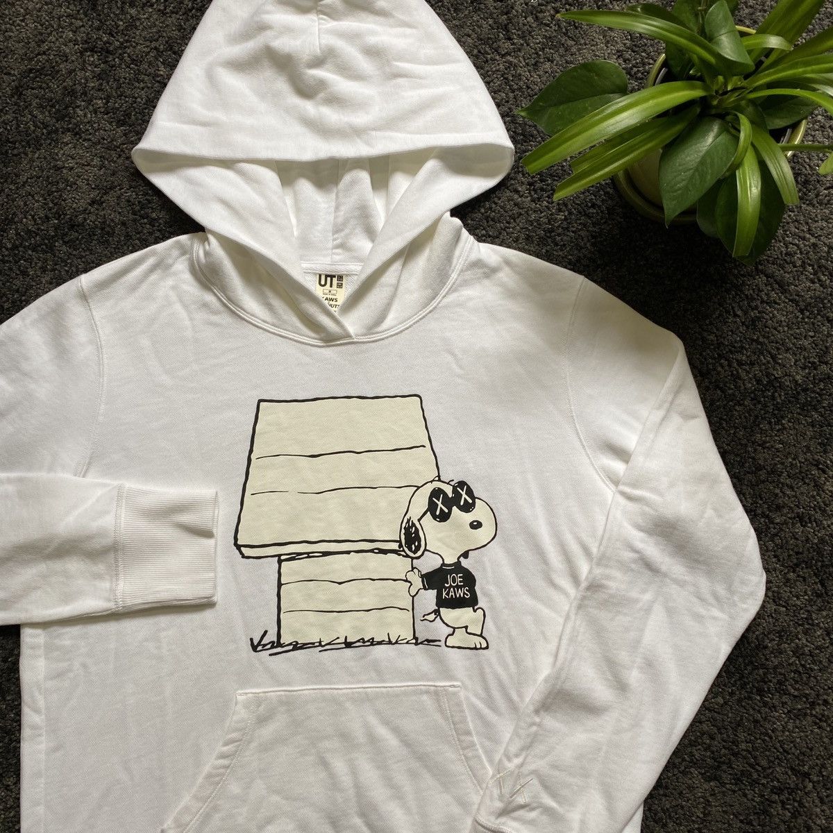 Kaws × Peanuts × Uniqlo SNOOPY JOE KAWS GRAPHIC HOODIE | Grailed