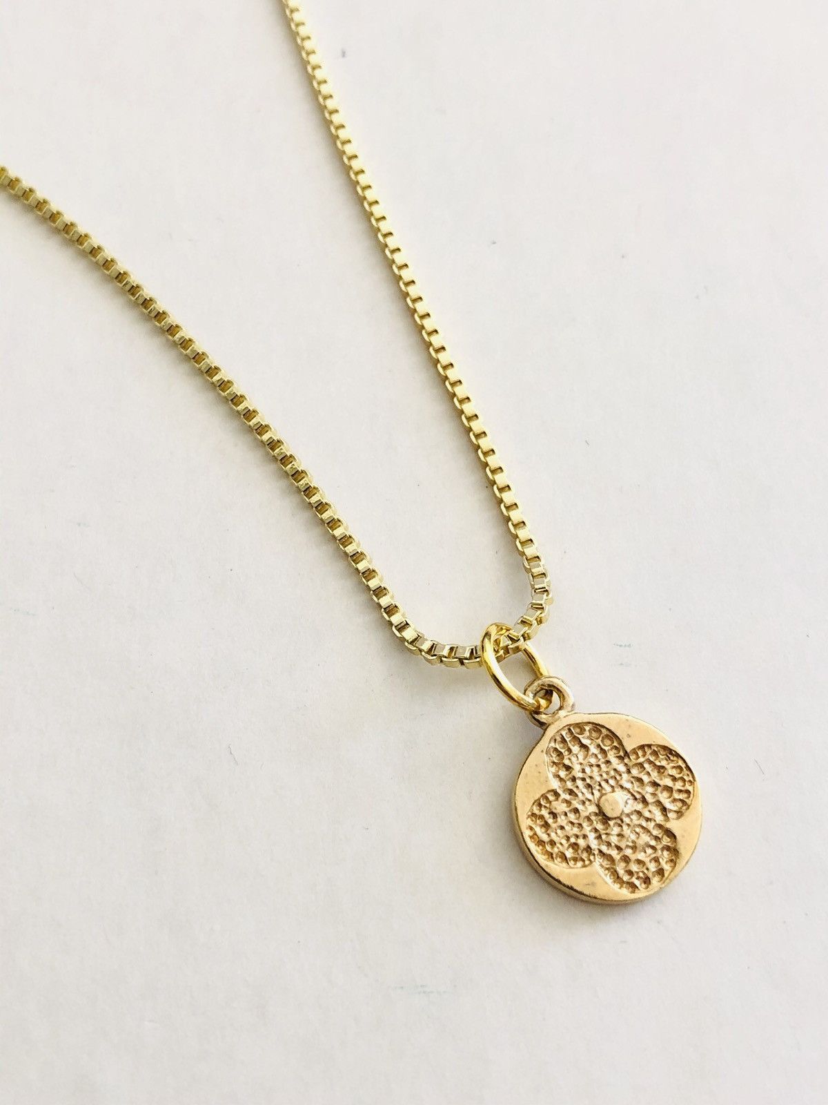Louis Vuitton Louis Vuitton LV Clover Circle Pendant on Chain/Necklace ...
