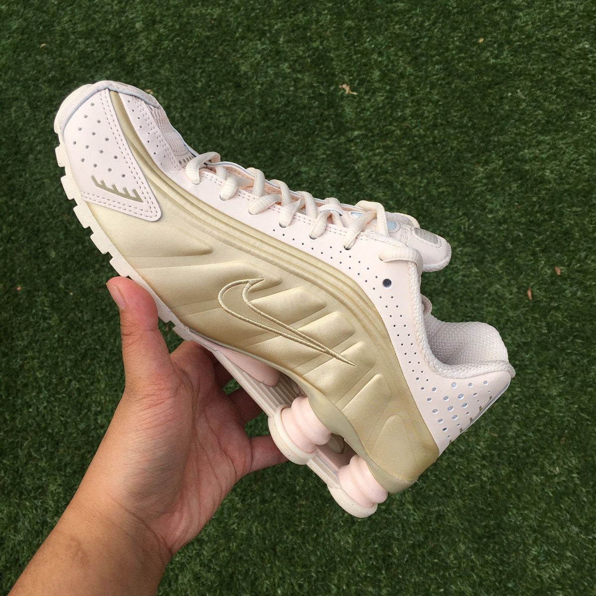 Nike Nike Shox R4 Guava Ice/Sail/Metallic Gold Star | Grailed