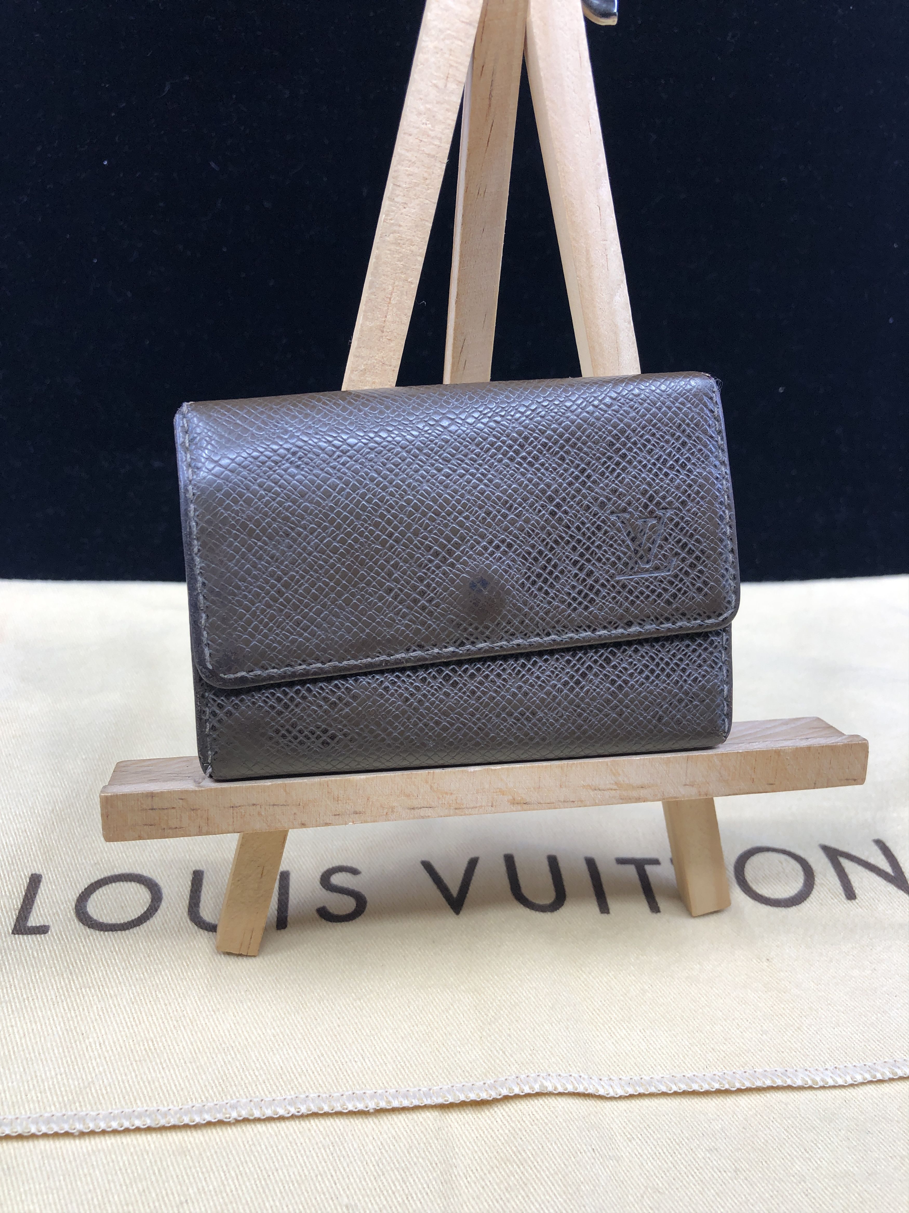 Louis Vuitton LV982 Taiga 6 Key Holder | Grailed