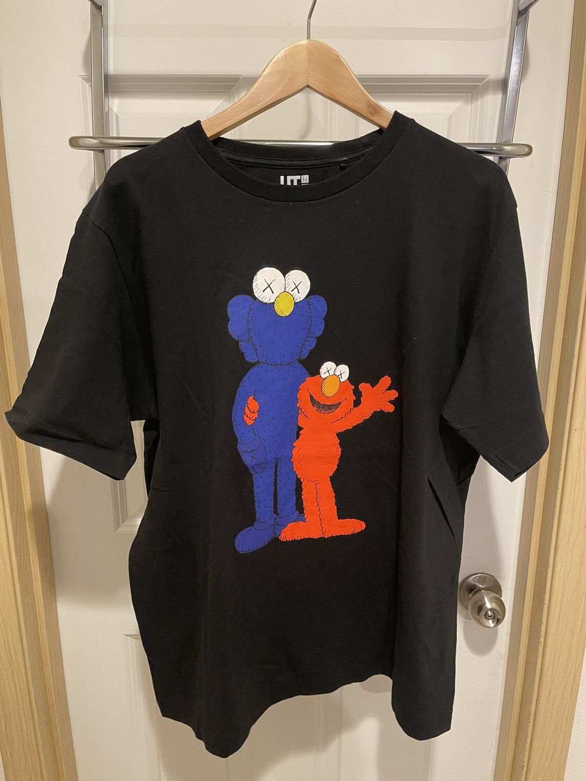 Kaws × Uniqlo KAWS x Uniqlo x Sesame Street BFF Elmo T-Shirt Black ...