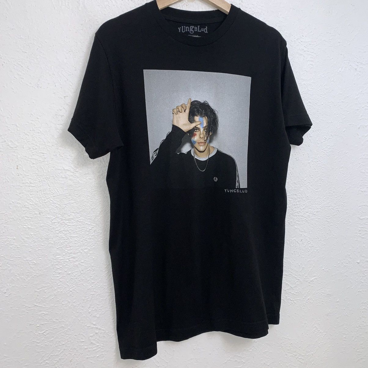 Band Tees × Streetwear Yungblud 2019 Loner Alt Rock Band Black Tee ...