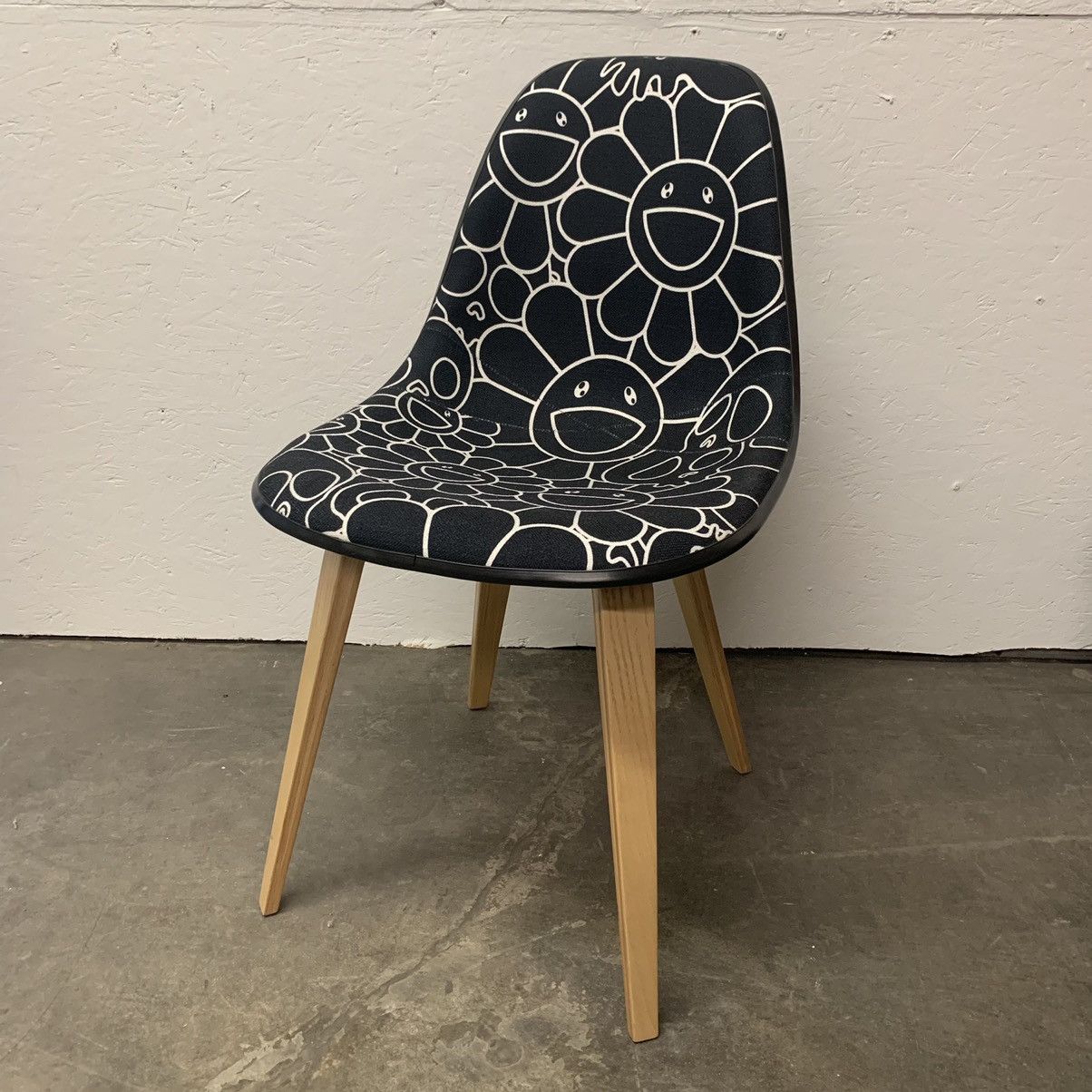 Takashi Murakami Modernica Takashi Murakami Chair Black Complexcon 2019 ...