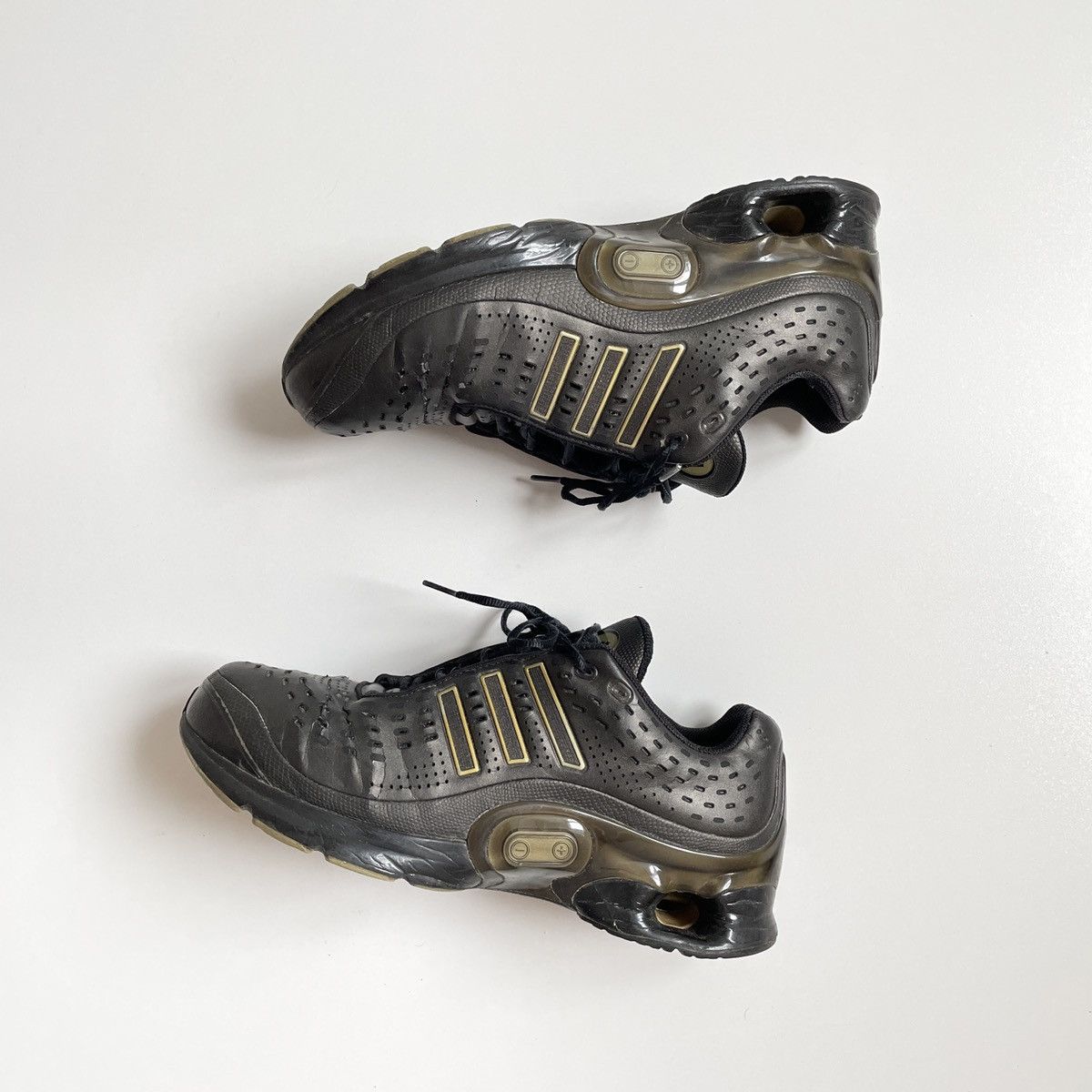 Adidas Adidas 1 DLX Runner Black/Gold 2007 vintage | Grailed