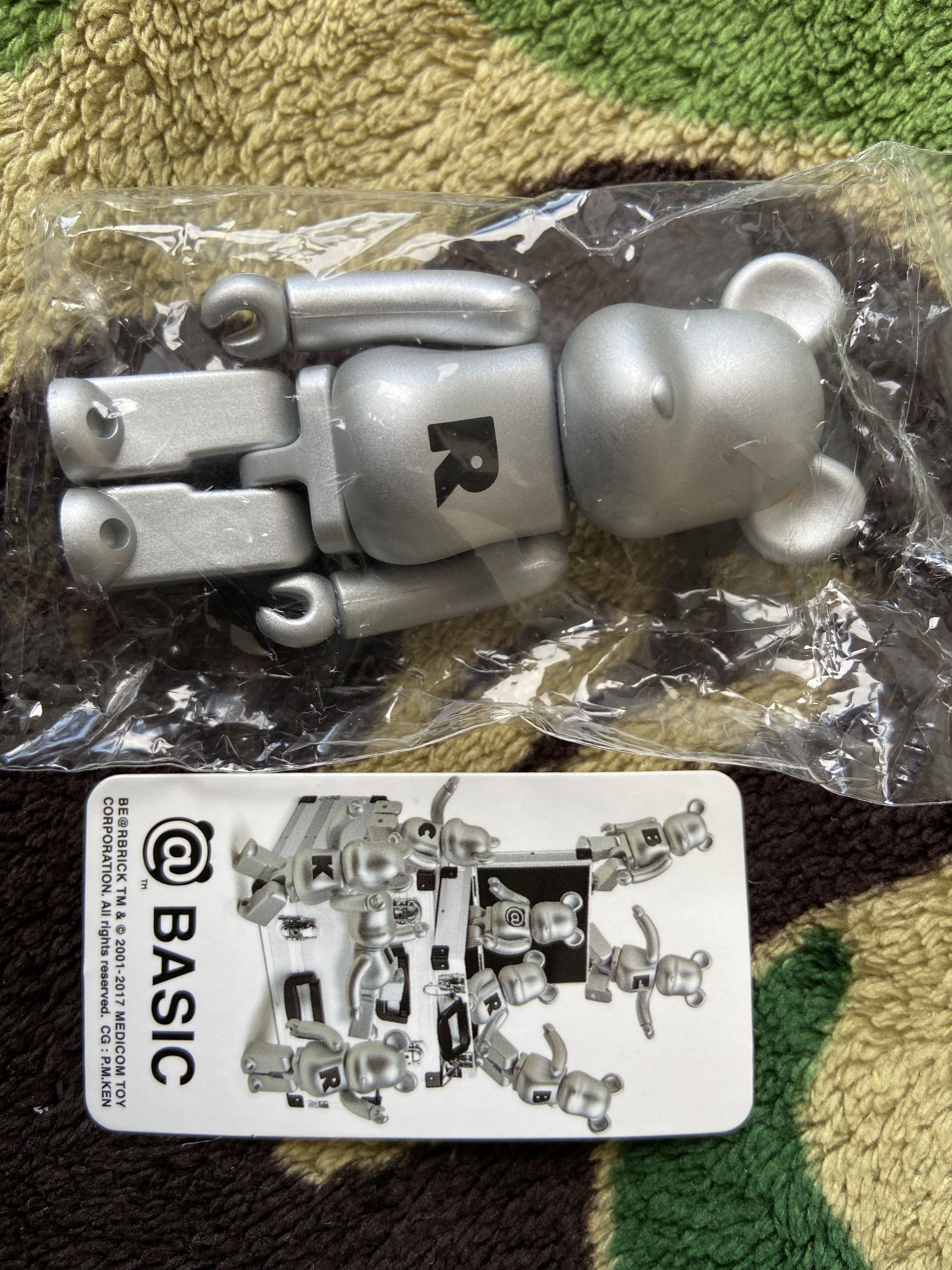 Medicom Bearbrick Medicom Toy Bearbrick 100% - Series 34- Basic Letter "R" | Grailed