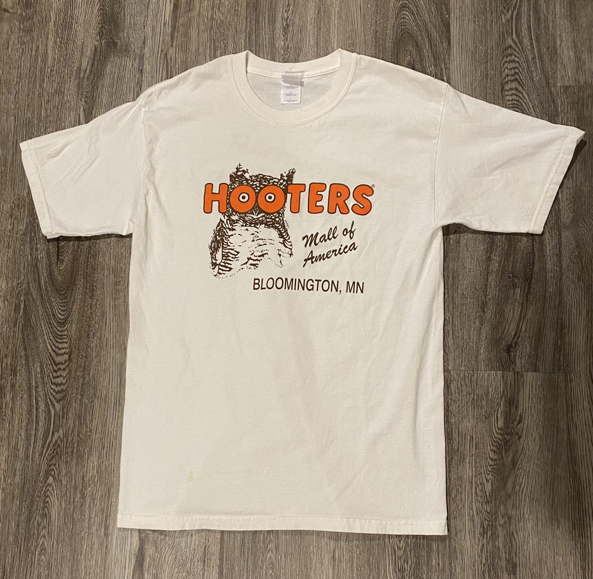 Vintage Vintage 90s Hooters Bloomington Mall of America Logo Tee | Grailed