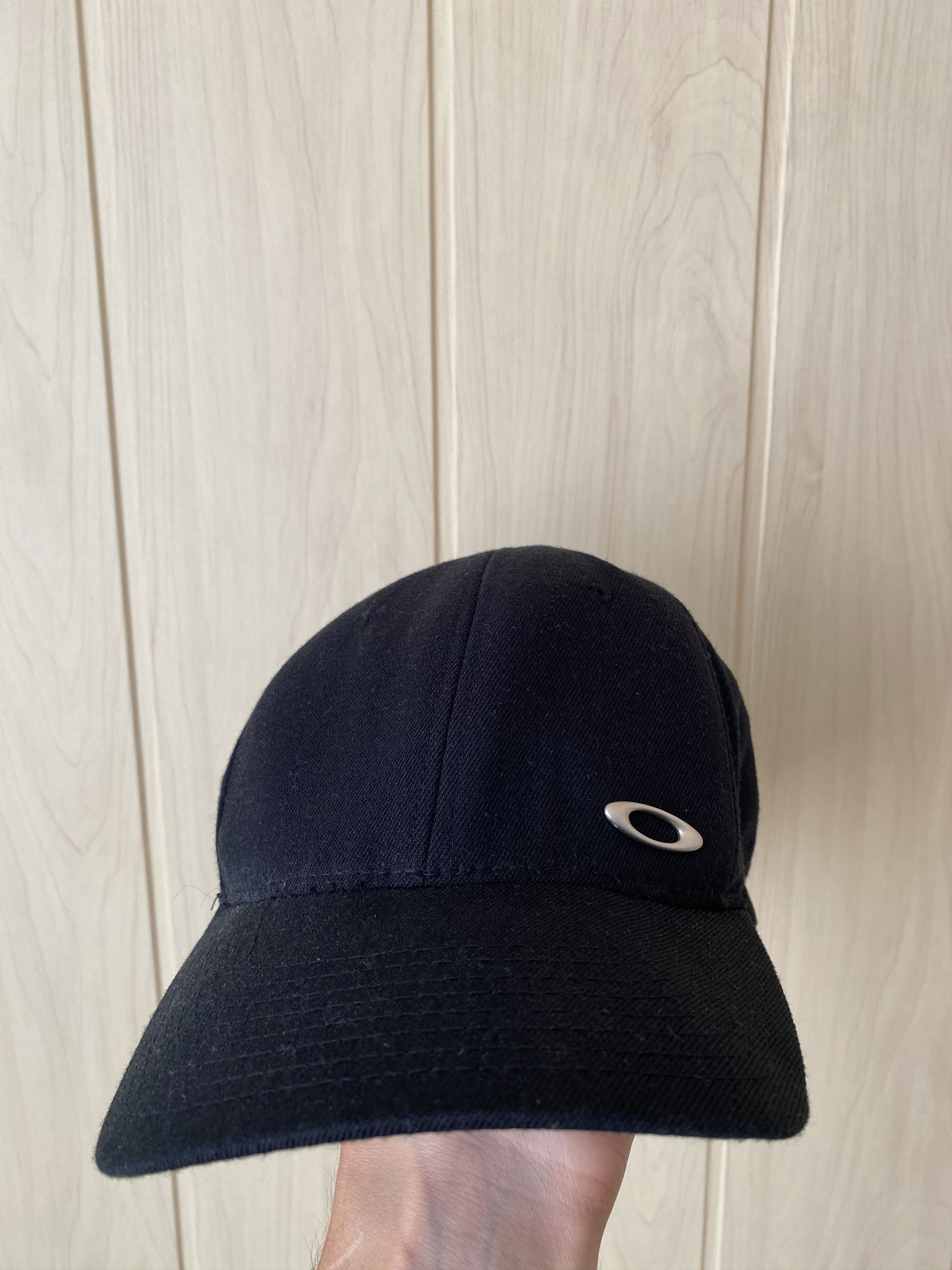 Oakley × Vintage Vintage Oakley silver logo cap | Grailed