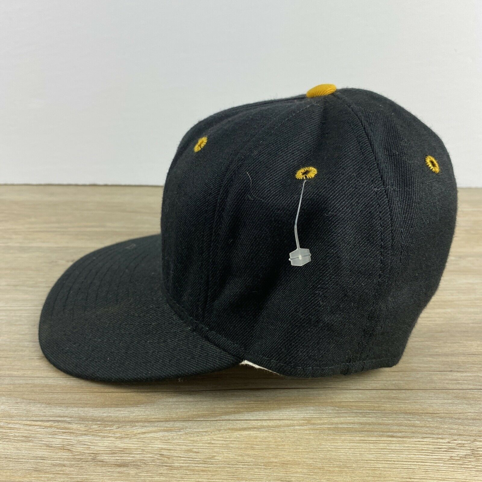 Delong VINTAGE Iowa Hawkeyes Black Hat Size 6 3/4 Fitted Hat | Grailed