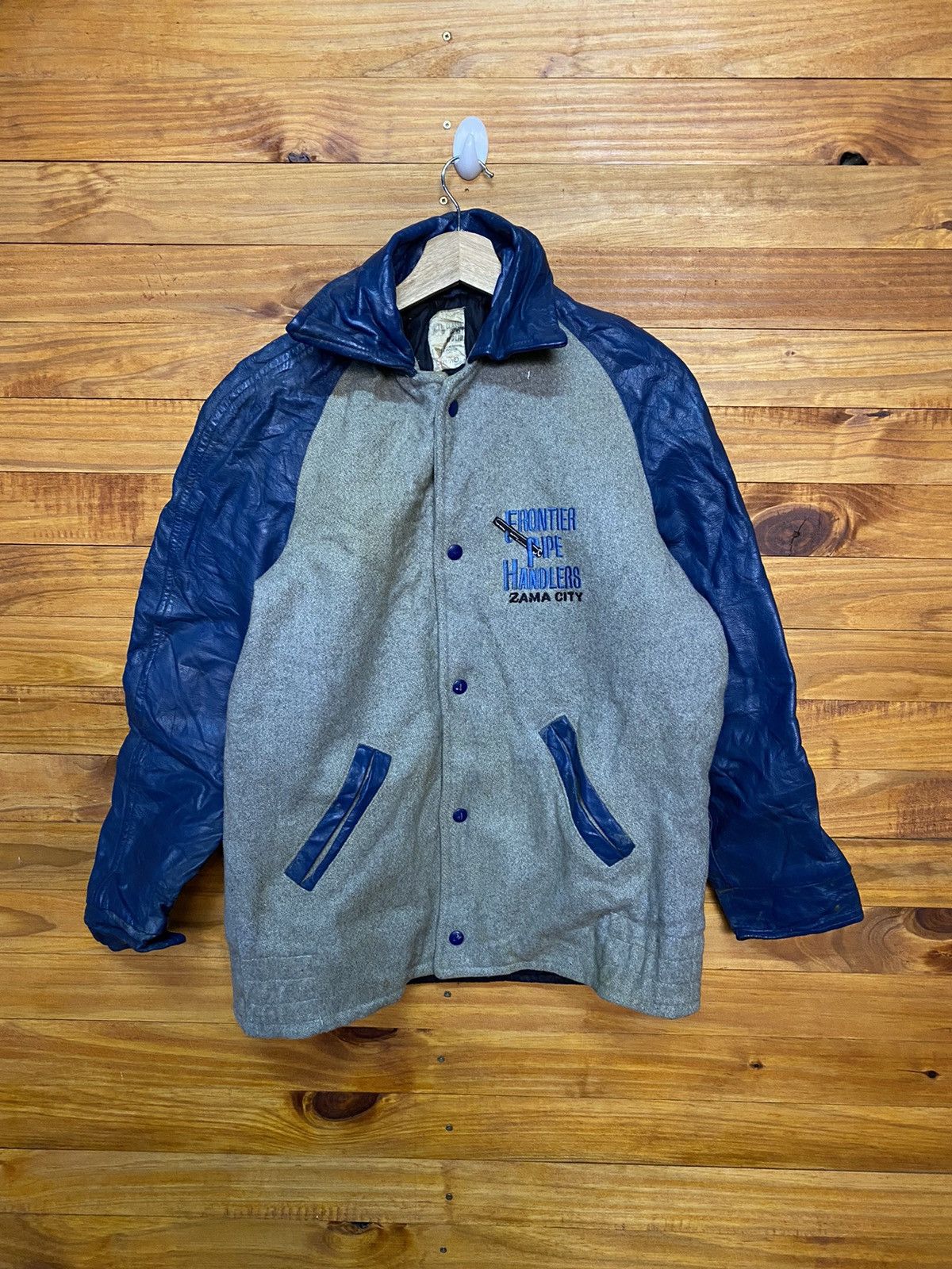 Story Mfg. × Vintage Vintage 70s Frontier Pipe Handlers Stadium Varsity ...