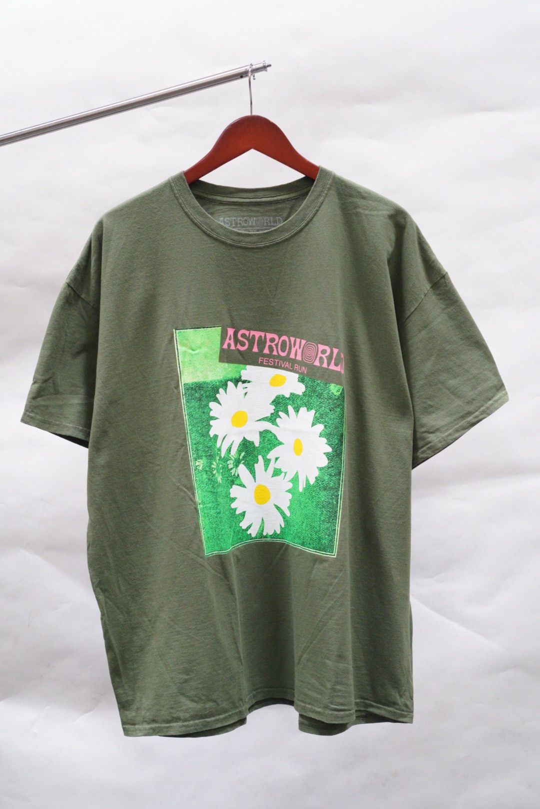 Travis Scott TRAVIS SCOTT Astroworld Festival Run Flower Tee Olive ...