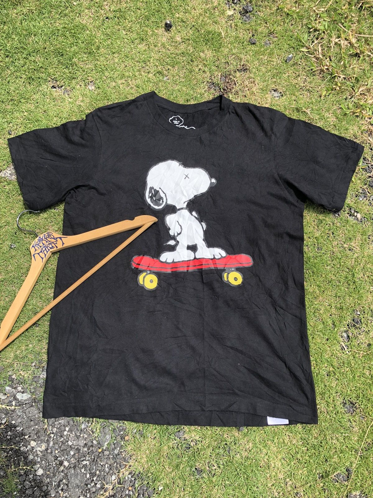 Kaws × Peanuts × Uniqlo Uniqlo Kaws x Peanut Snoopy Spell out tees ...