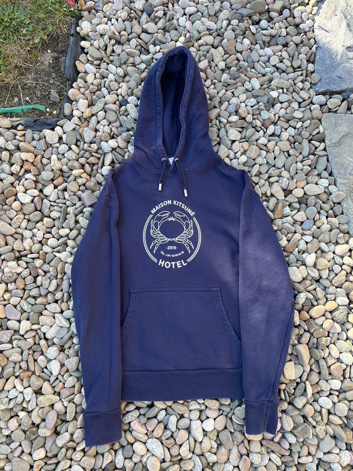 Maison Kitsune Maison Kitsuné hoodie crab hotel logo print Paris france ...