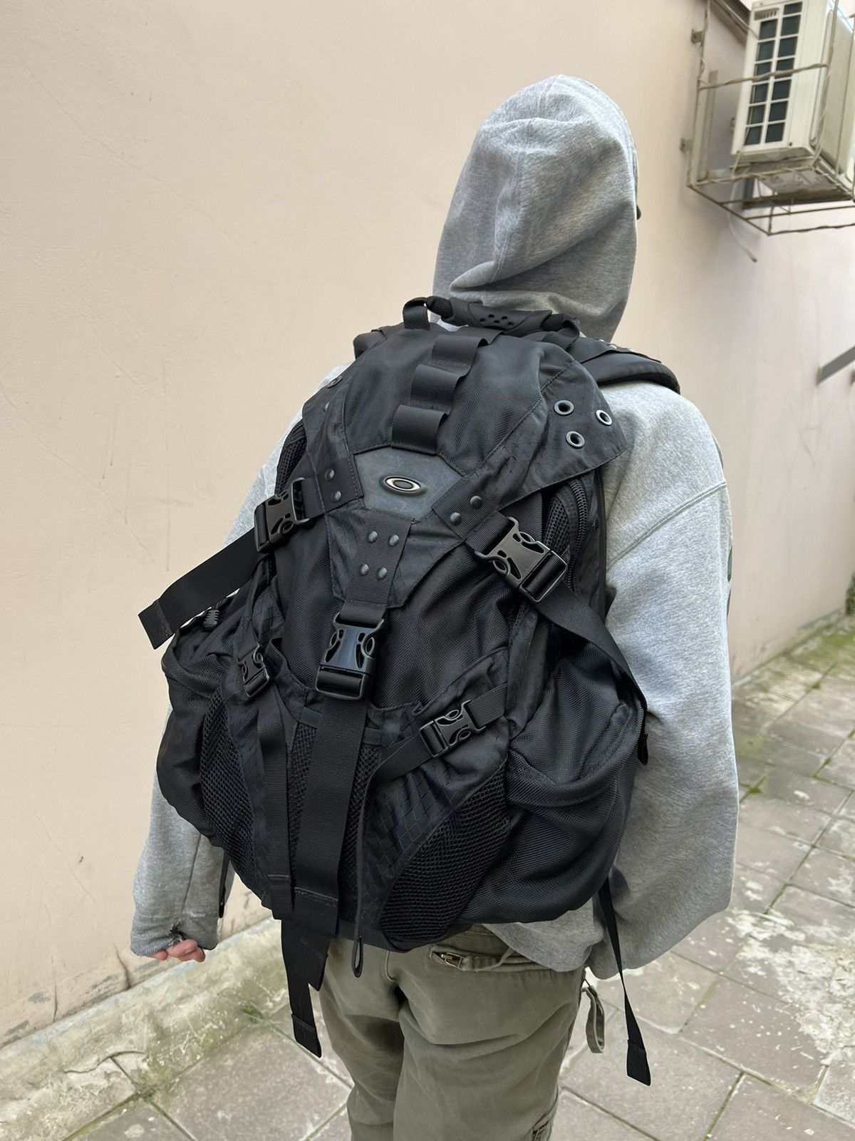 Vintage 2000s Oakley Icon Backpack Avant Garde Black | Grailed