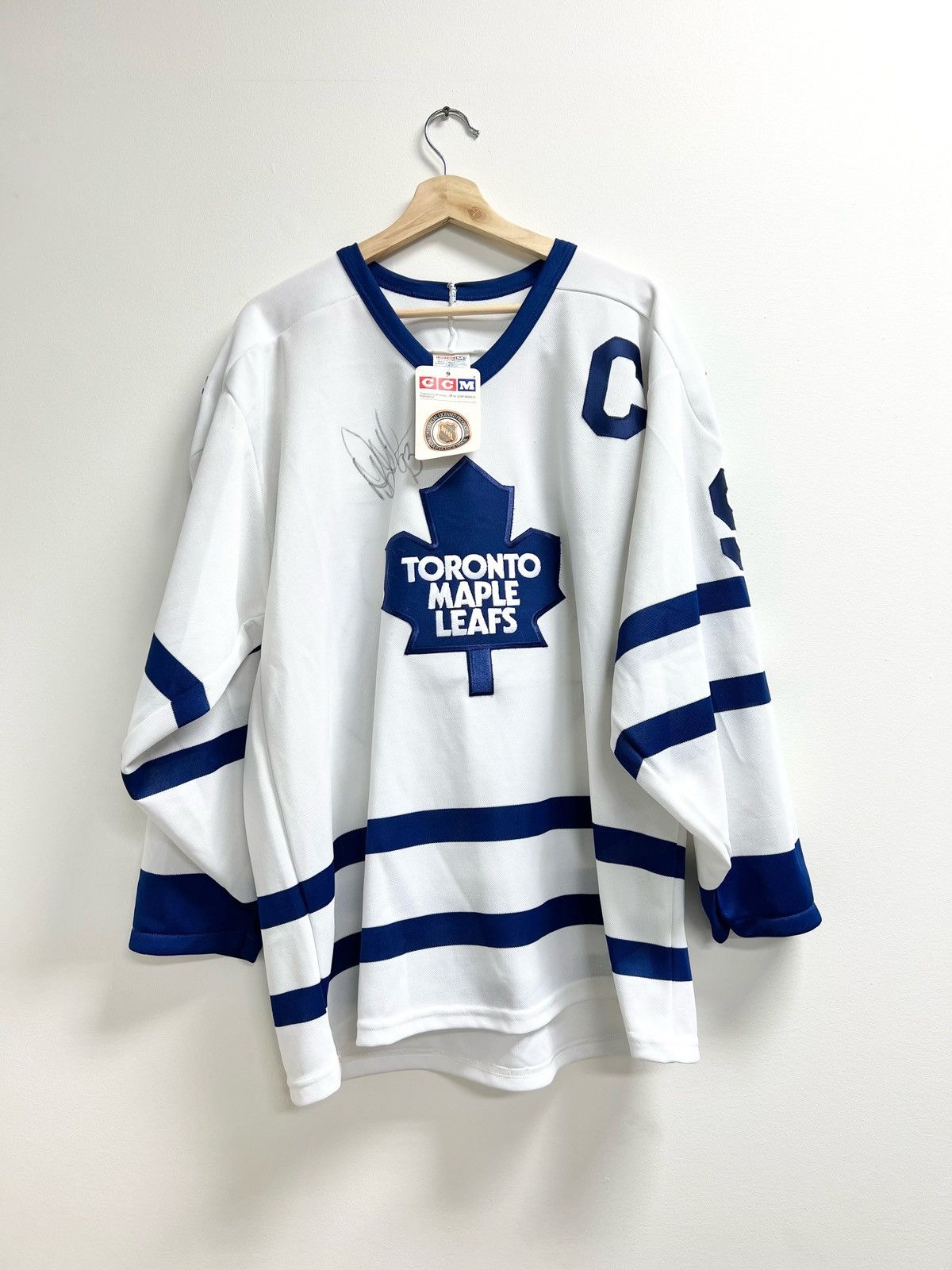 Ccm × Vintage 1982 CCM Maska Toronto Maple Leafs signed by Doug Gilmour ...