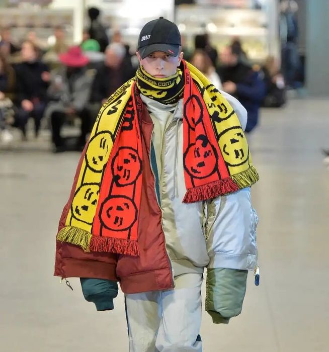 Vetements 17FW Runway "Free Hugs" Scarf | Grailed