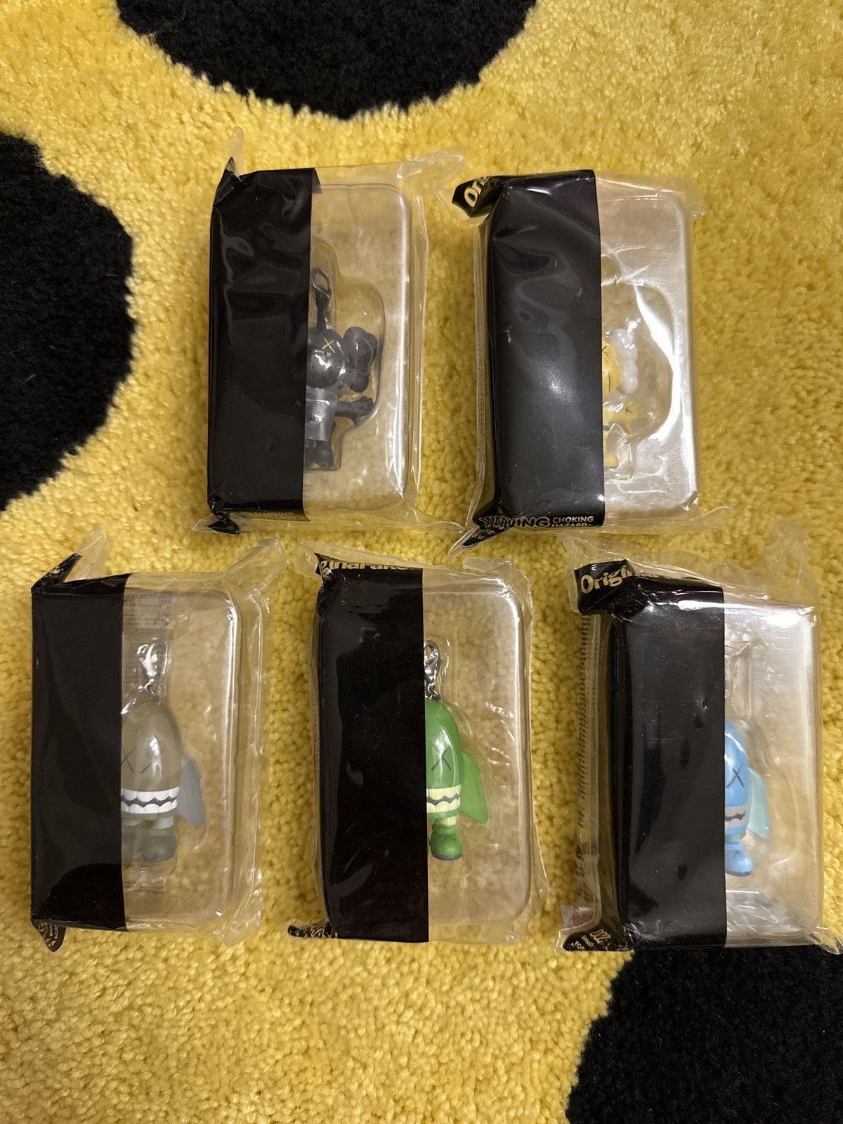 Kaws × Medicom Toy KAWS OriginalFake Set of 5 Keychains JPP and Blitz ...