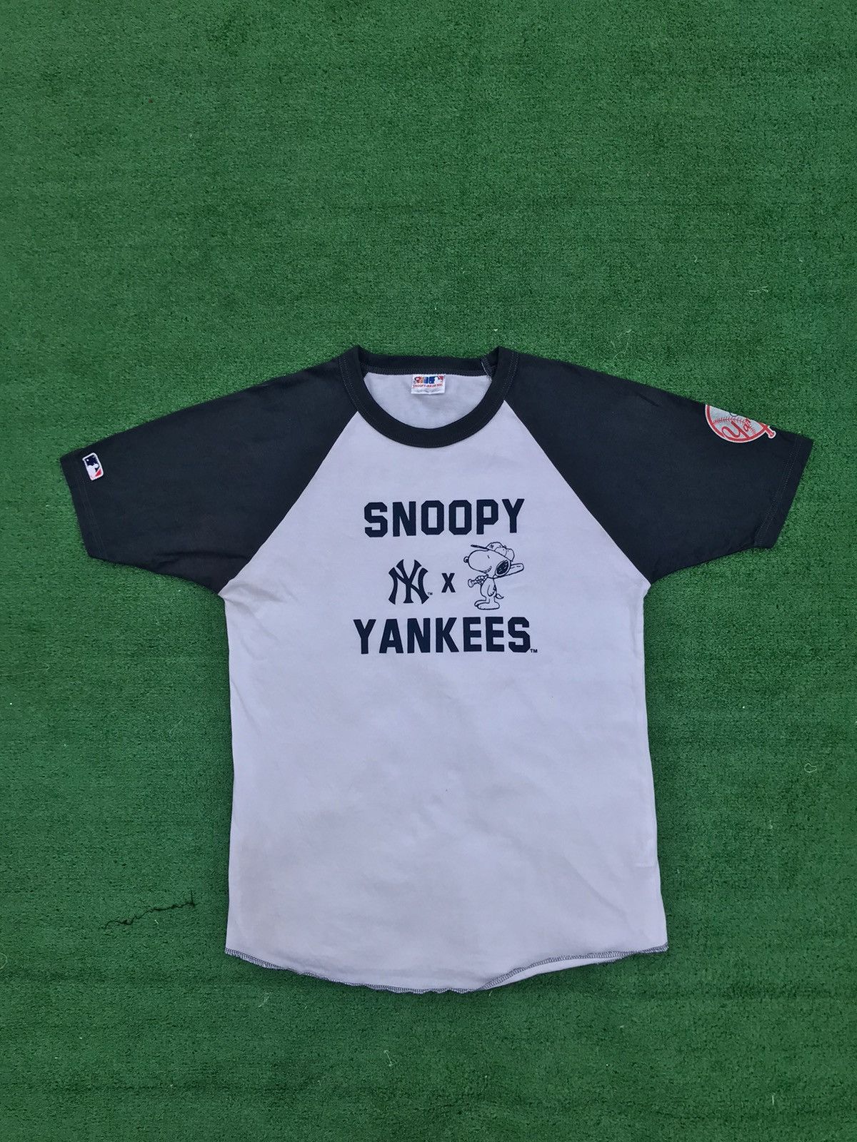 Cartoon Network × New York Yankees NEW YORK YANKESS X SNOOPY RAGLAN TEE ...