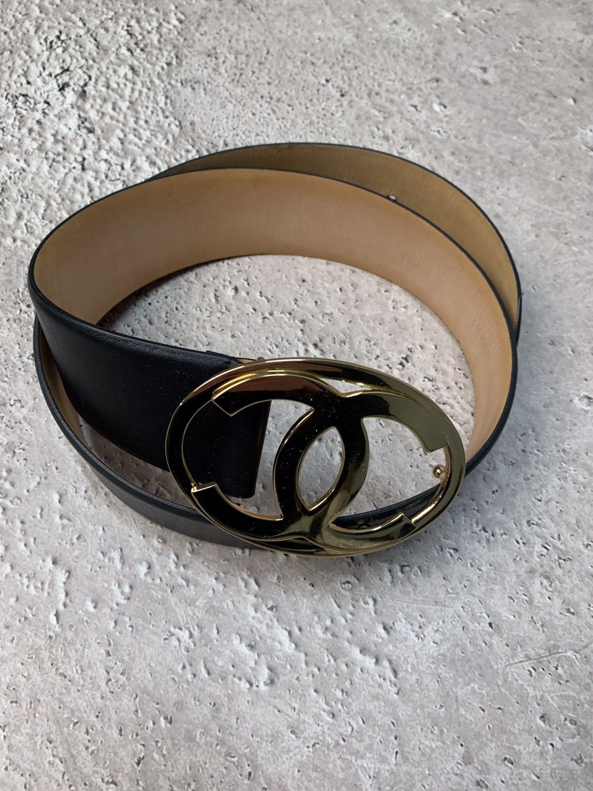 Chanel × Luxury CHANEL patent CC leather belt buckle Patent black gold ...