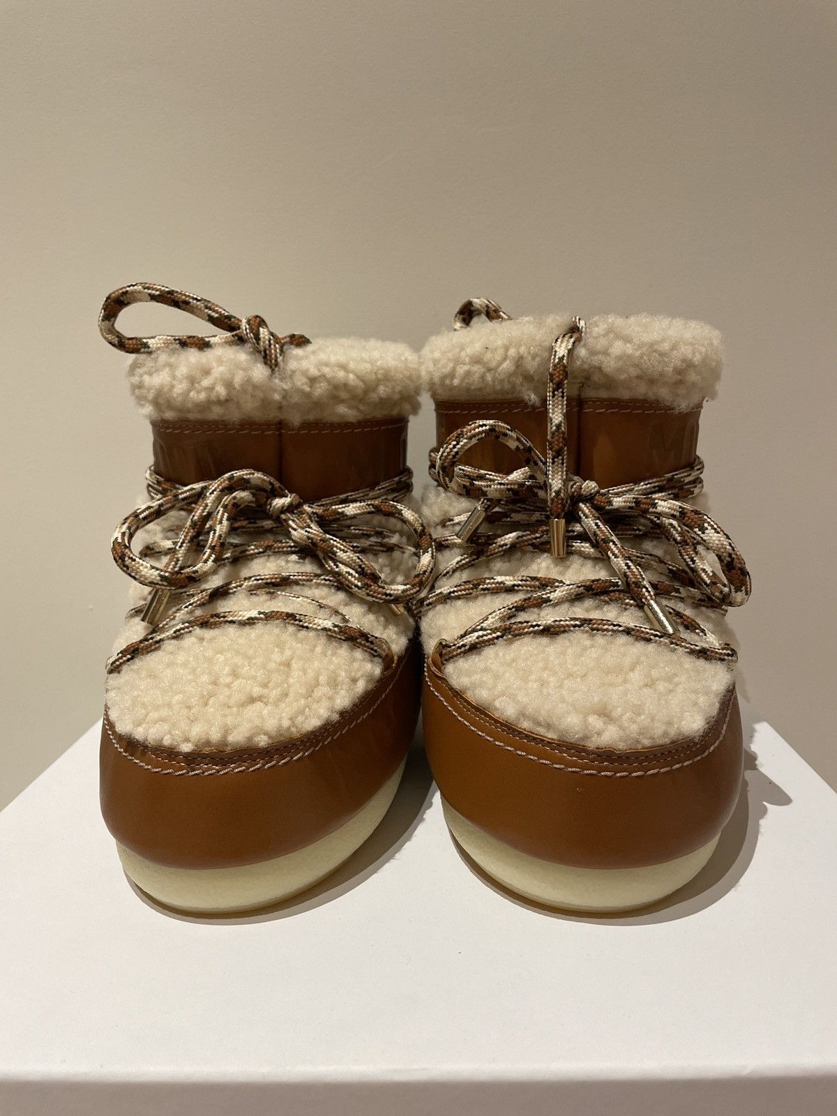 Chloe × Moon Boot Chloé x Moon Boot cream shearling boots | Grailed