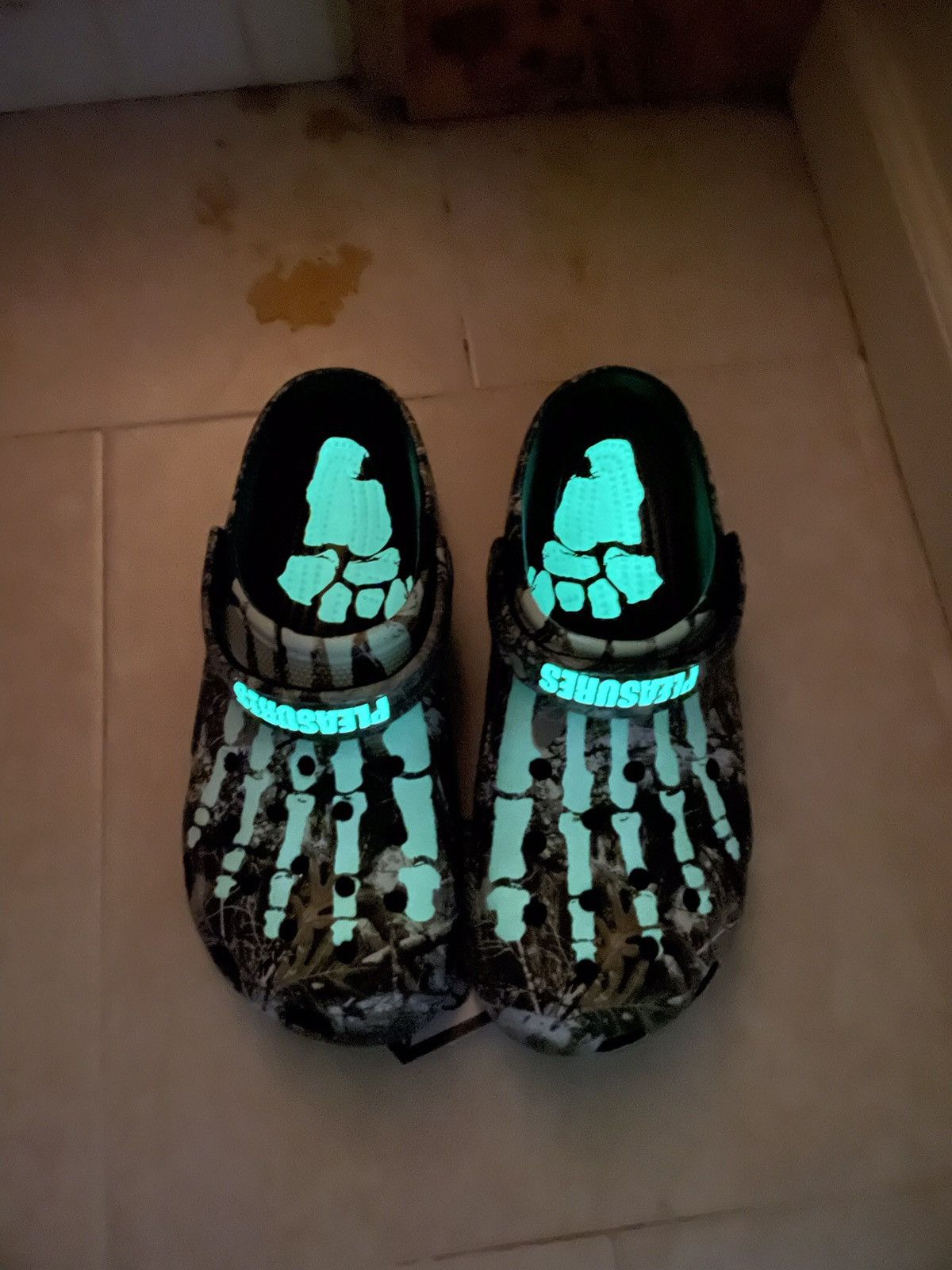 Crocs Pleasure x Realtree X Classic Clog ‘Skeleton-Edge Camo’ | Grailed