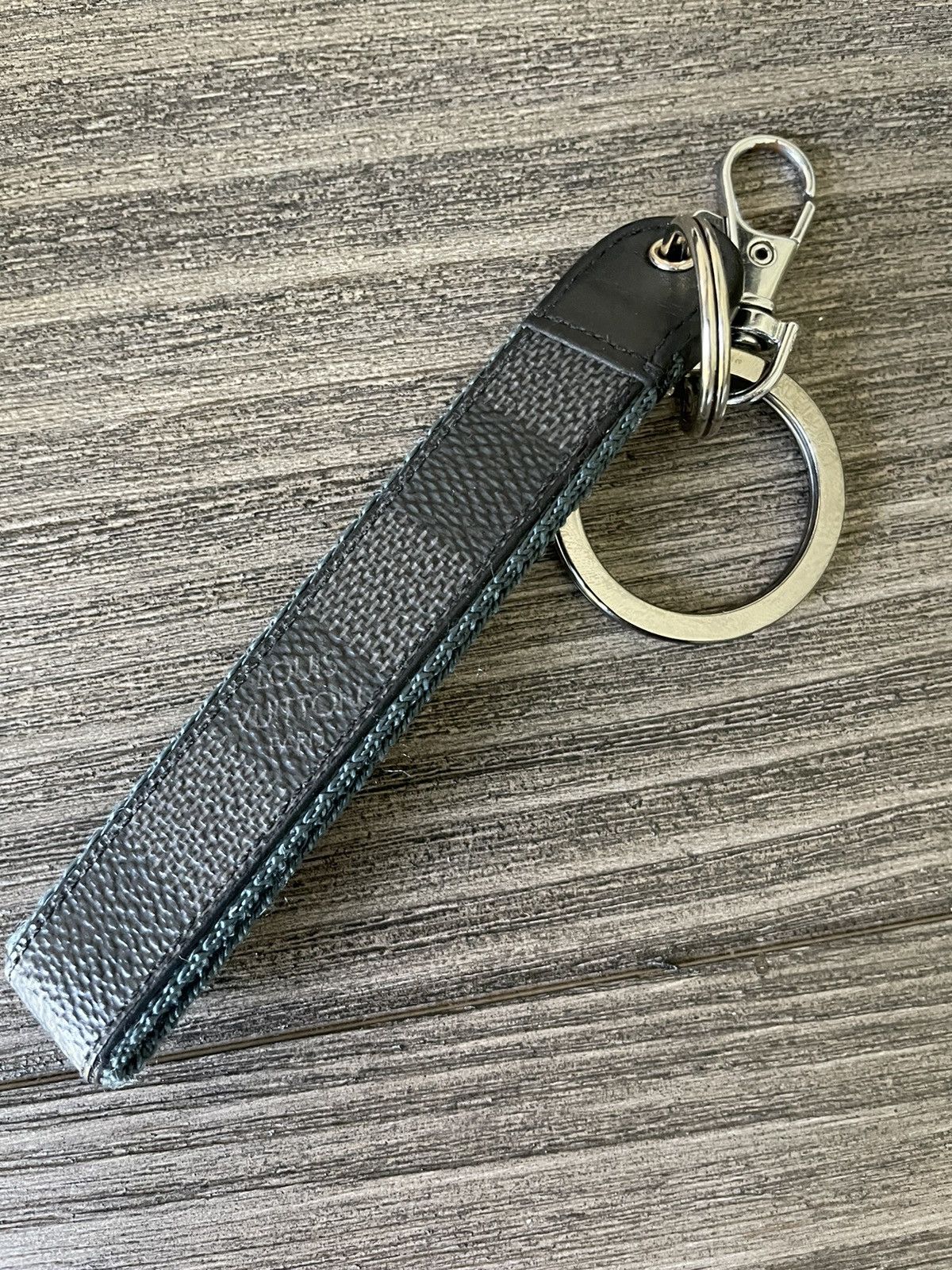 Louis Vuitton LV KEYCHAIN | Grailed