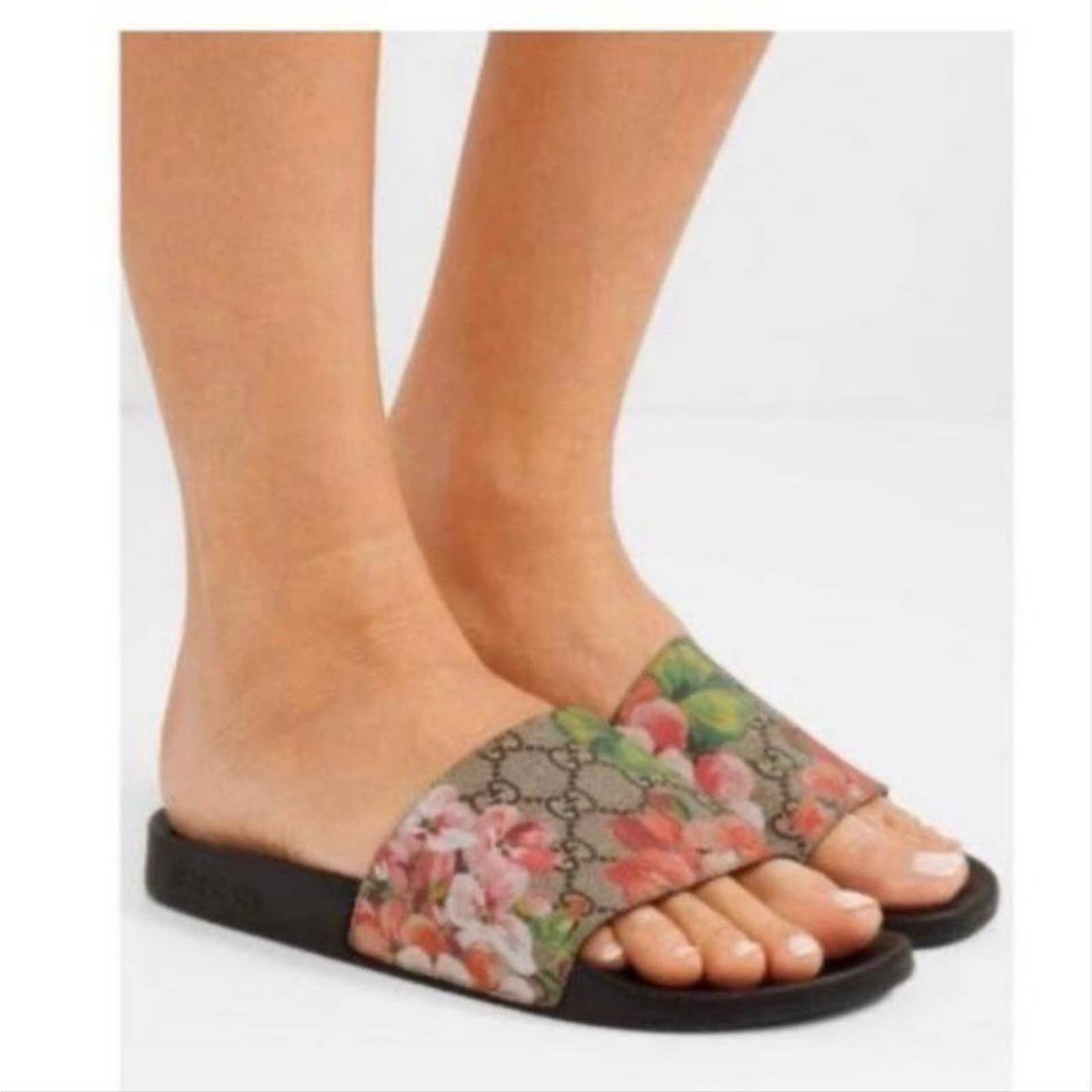 Gucci GG logo floral bloom rubber pool slides | Grailed