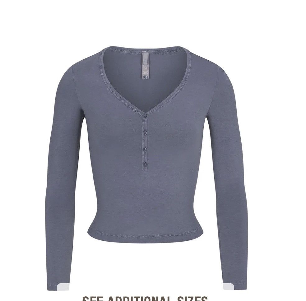 SKIMS SKIMS NEW VINTAGE LONG SLEEVE CROPPED HENLEY | Grailed