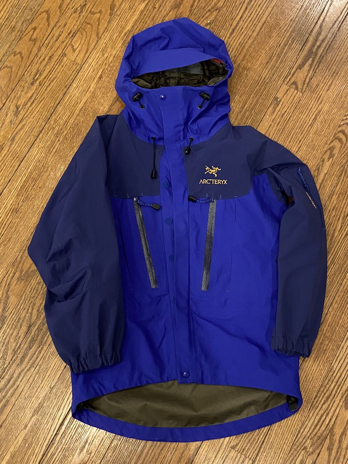 Arc'teryx × Vintage RARE** 1998 Alpha SV ‘Too Blue’ Gold Logo Gore-Tex Jacket | Grailed