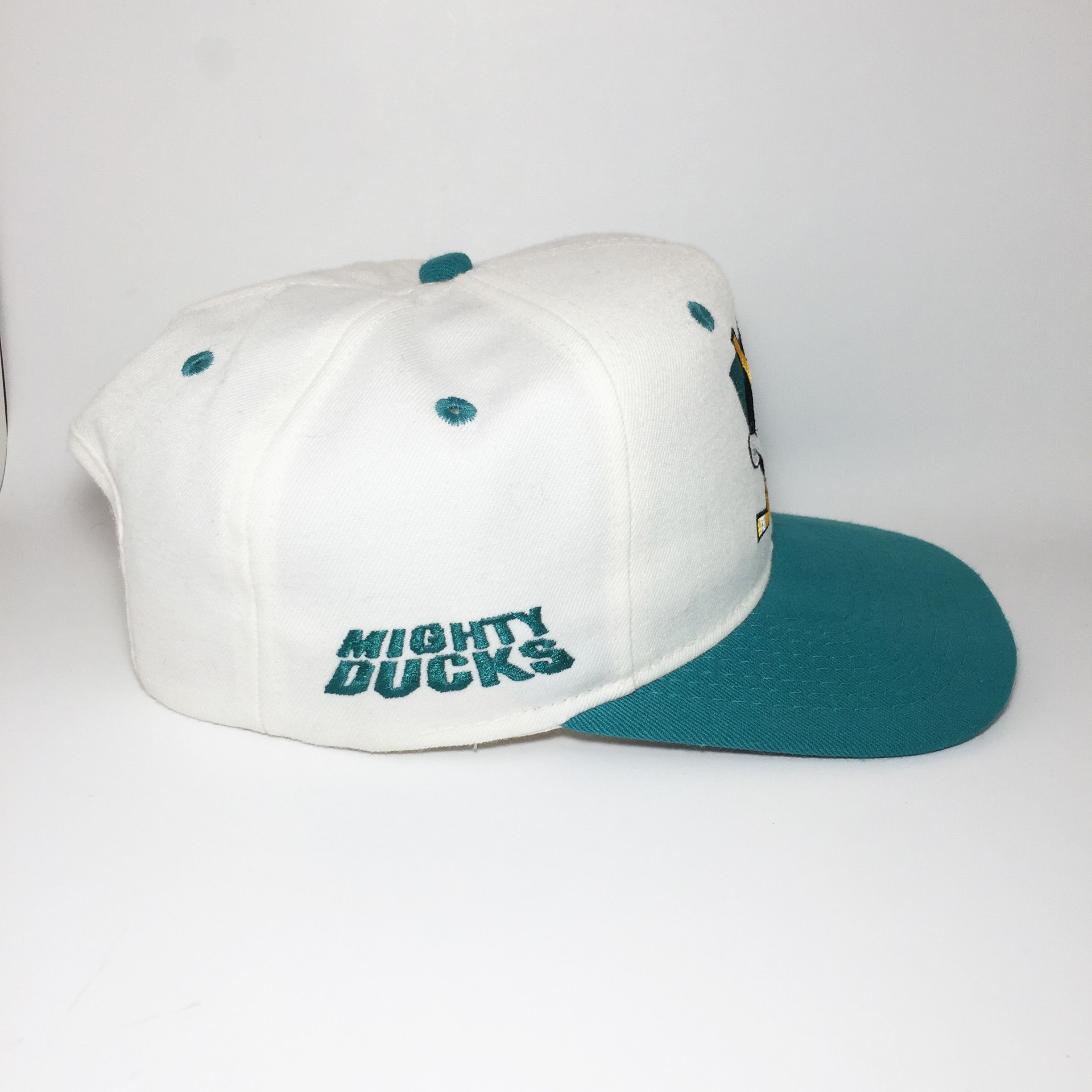 The Mighty Ducks VINTAGE ANAHEIM MIGHTY DUCKS SNAPBACK HAT CAP IN WHITE ...