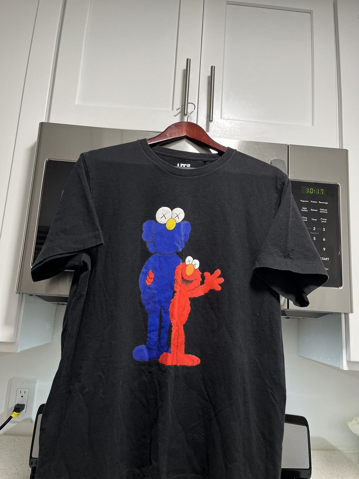 Kaws × Streetwear × Uniqlo Kaws x Uniqlo x Sesame Street Elmo Cookie ...