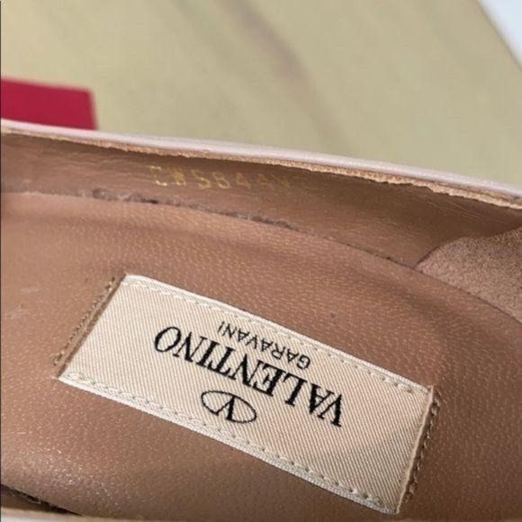 Valentino Authentic Valentino closed toe platform pumps | Grailed