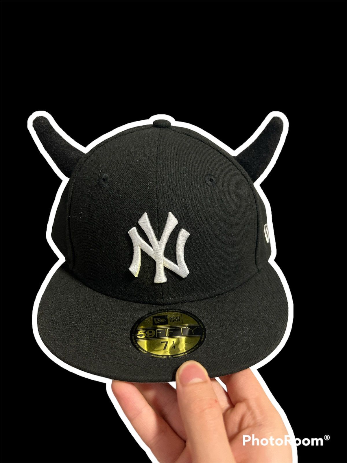 New Era × Ryder Studios BLACK RYDER STUDIOS NY 7 1/4 DEVIL HORN FITTED ...