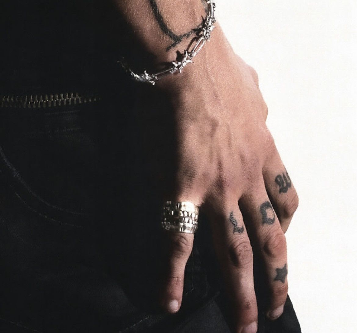 Streetwear Inferno Studios Don’t Bite The Hand That Feeds You ring ...