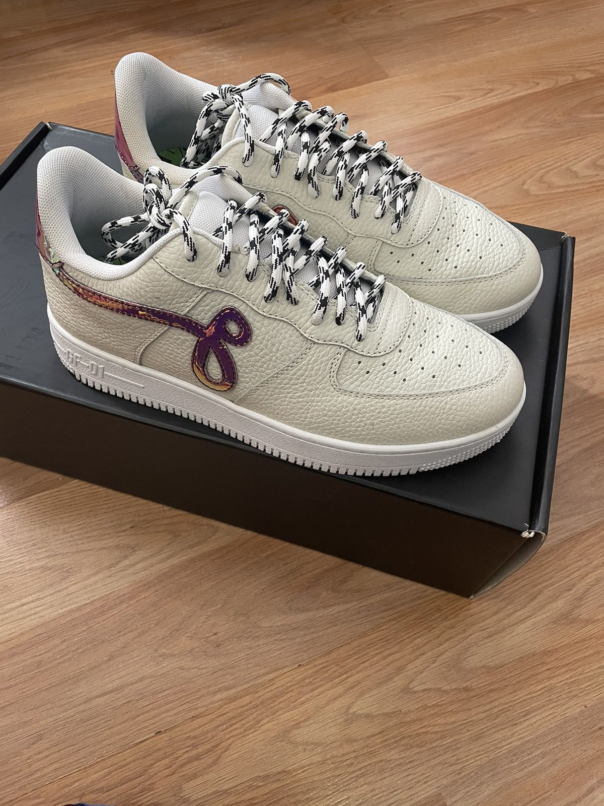 John Geiger John Geiger GF-01 Off White Pebbled Leather Iridescent ...