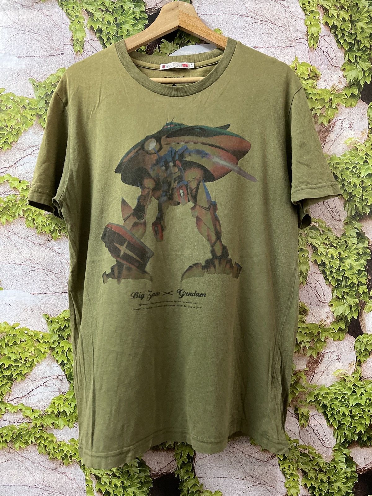 Uniqlo SOLOMON BIG-ZAM X GUNDAM TEE VERY RARE | Grailed