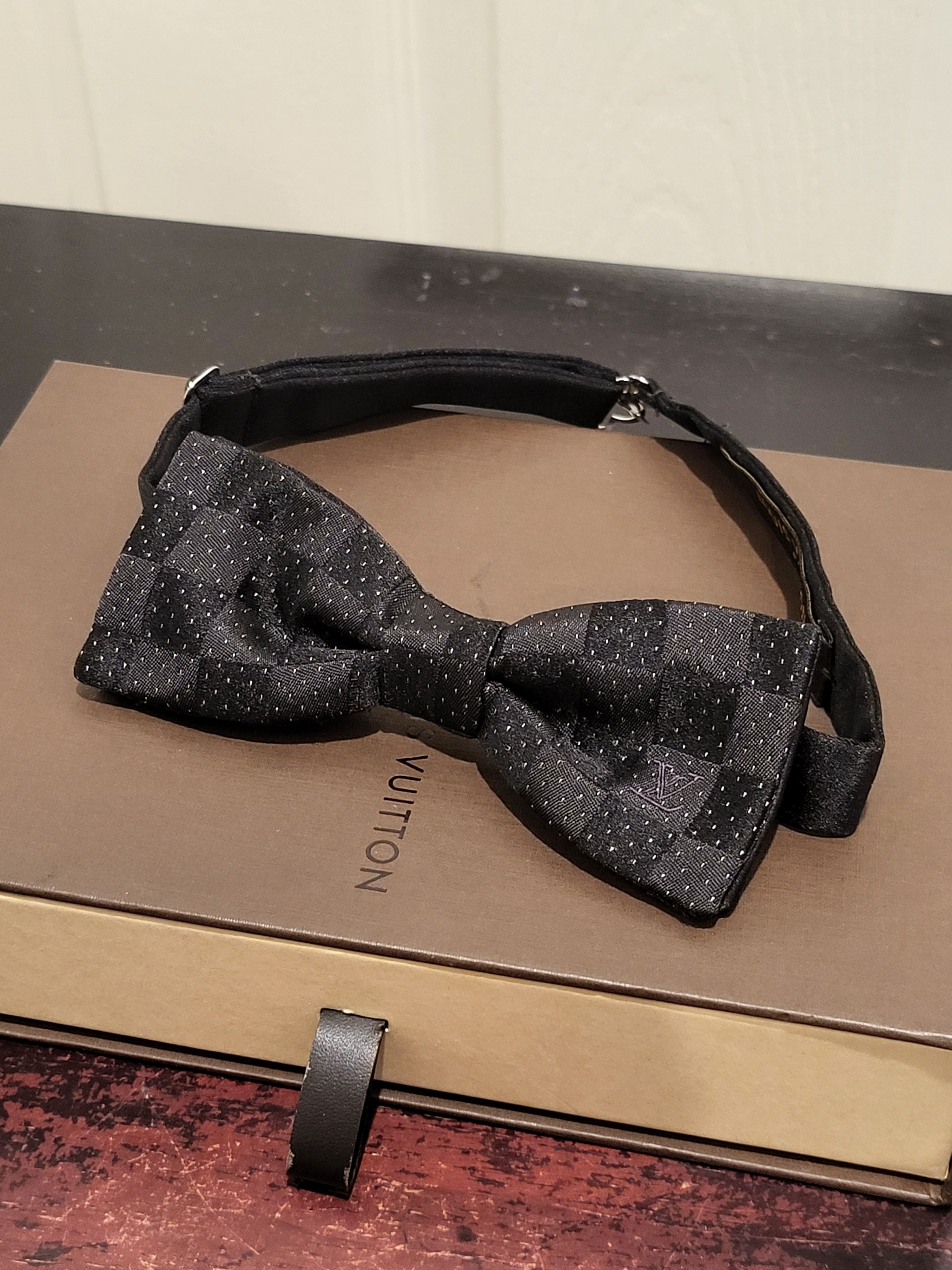 Louis Vuitton Bow Tie Damier | Grailed