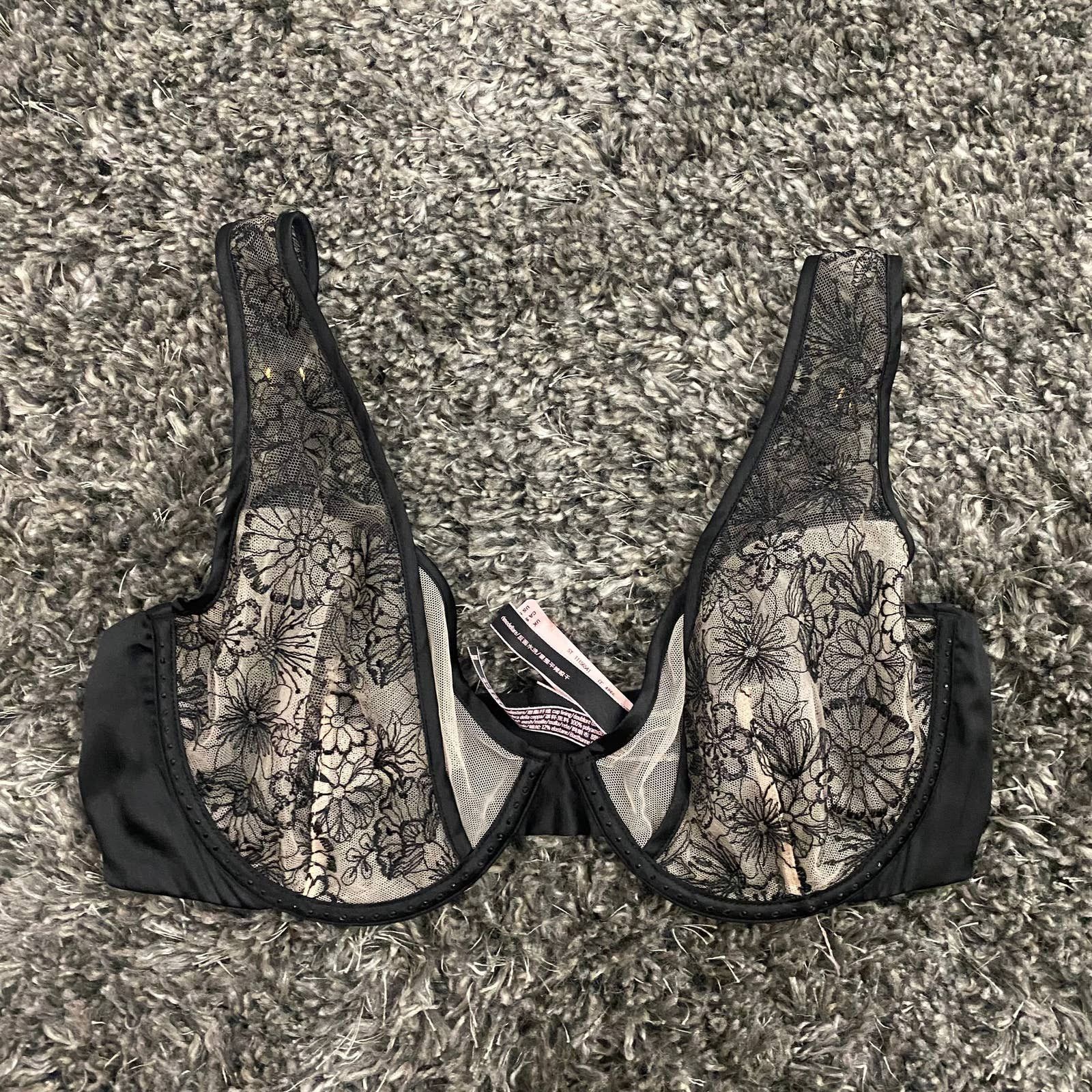 Victoria's Secret Victorias Secret Plunge Bra Embrodiery in Black, Size ...
