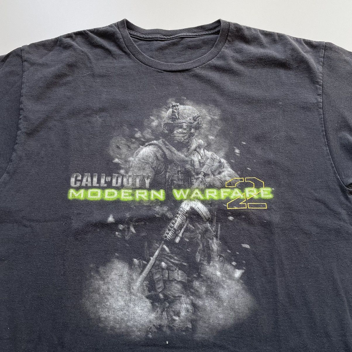 Vintage × Xbox 360 Vintage Y2K Call Of Duty MW2 video game graphic t ...