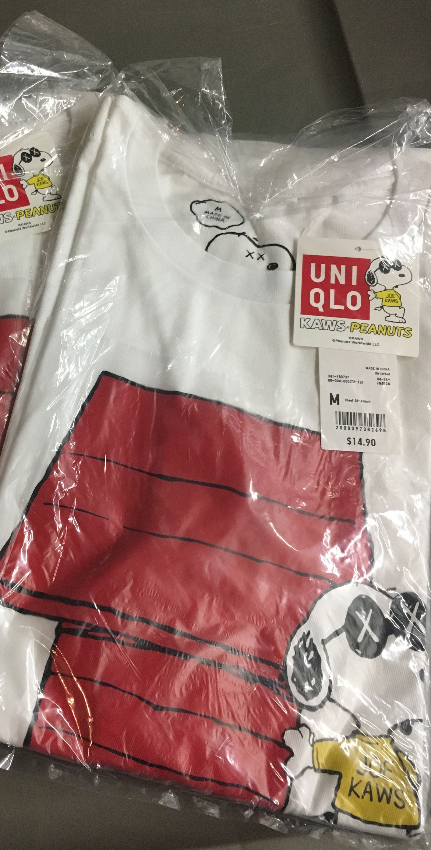 Kaws × Peanuts × Uniqlo Uniqlo X Kaws X Snoopy Size Medium Joe Kaws ...