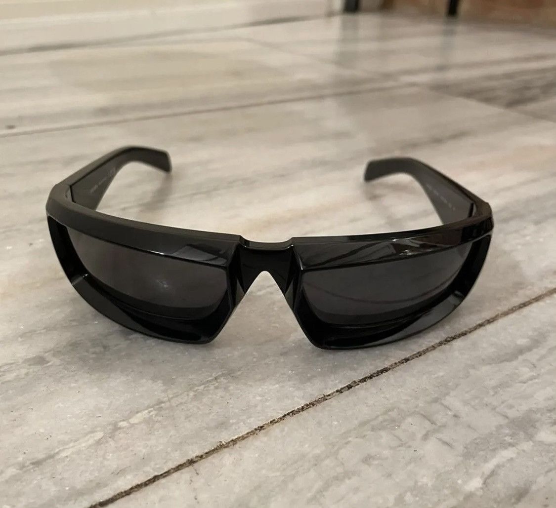 Prada ICONIC PRADA RUNAWAY MASK SUNGLASSES | Grailed
