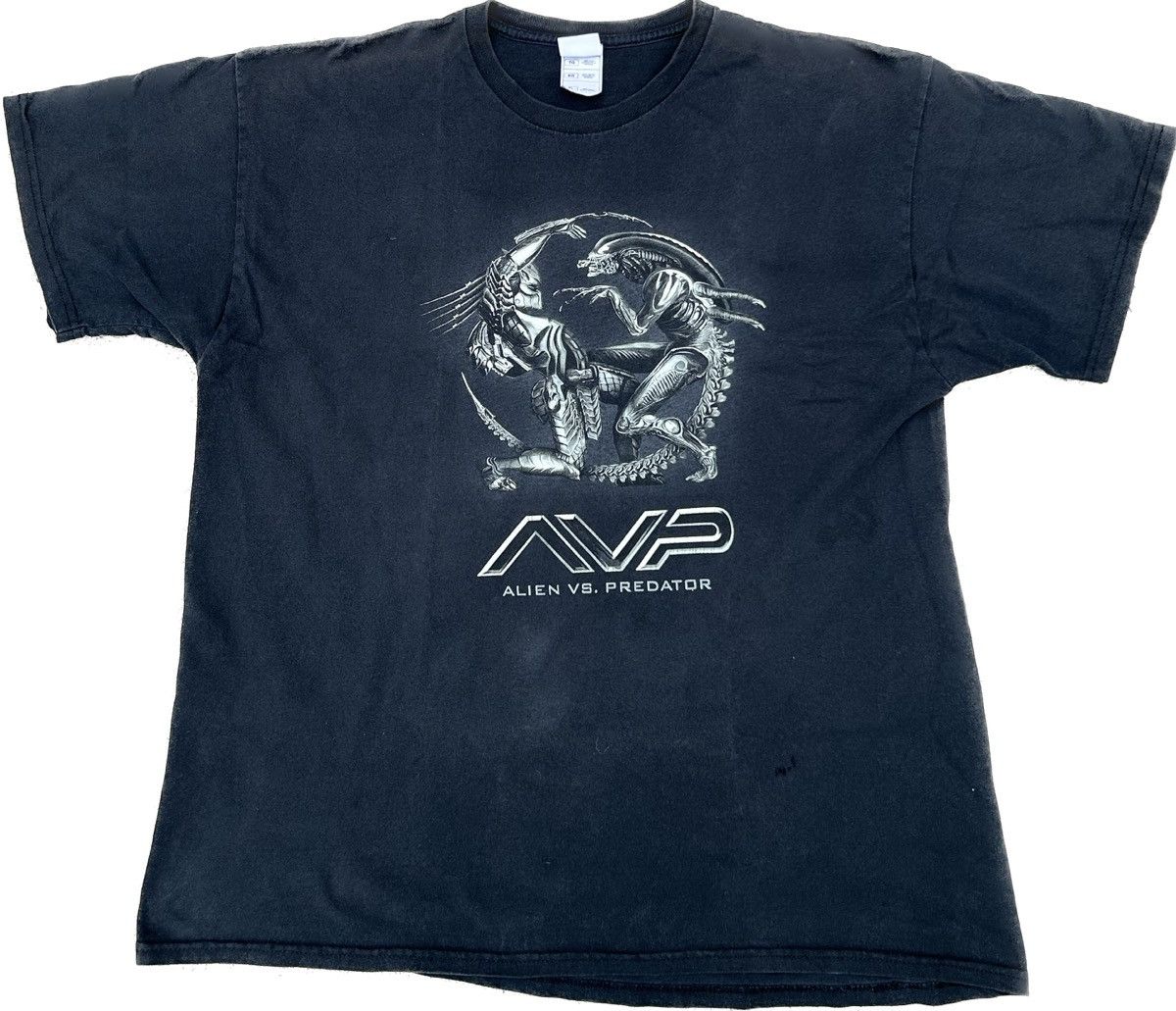 Vintage AVP Alien Vs Predator 2004 movie promo tee. | Grailed