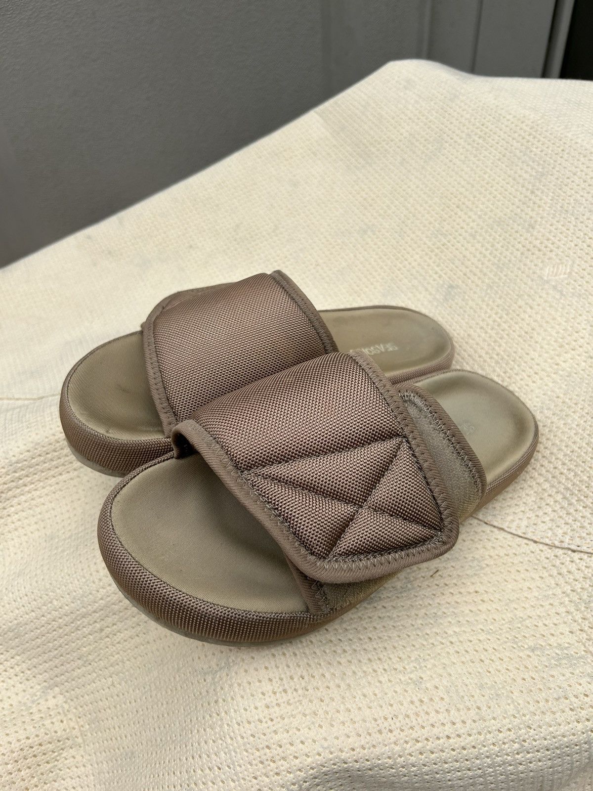 Yeezy Season Yeezy Season 7 Slide Sand | Grailed
