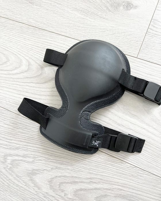 Arc'Teryx Arcteryx LEAF Military Tactical Padded Knee Caps Black | Grailed