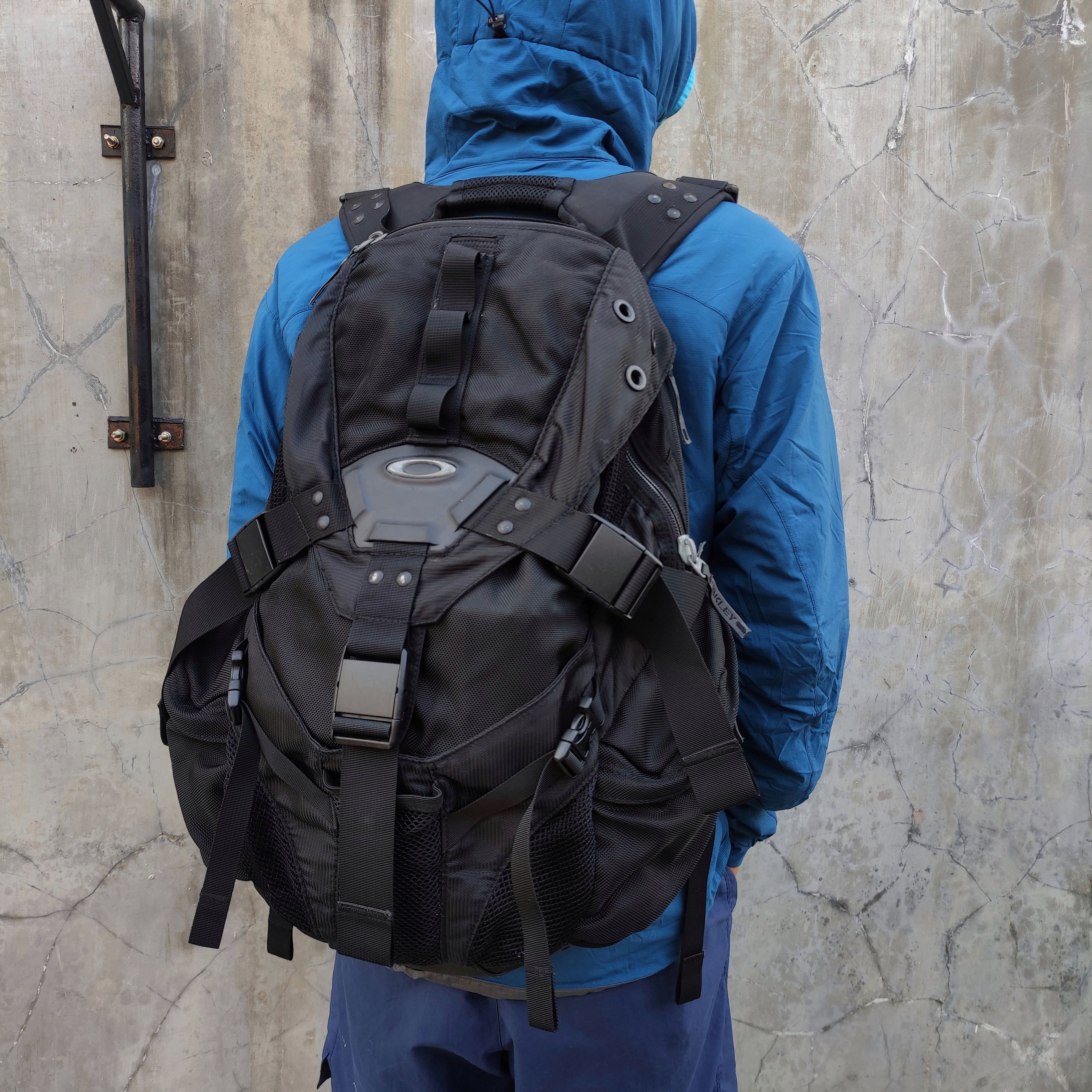 Vintage Vintage Oakley icon backpack 2000s | Grailed