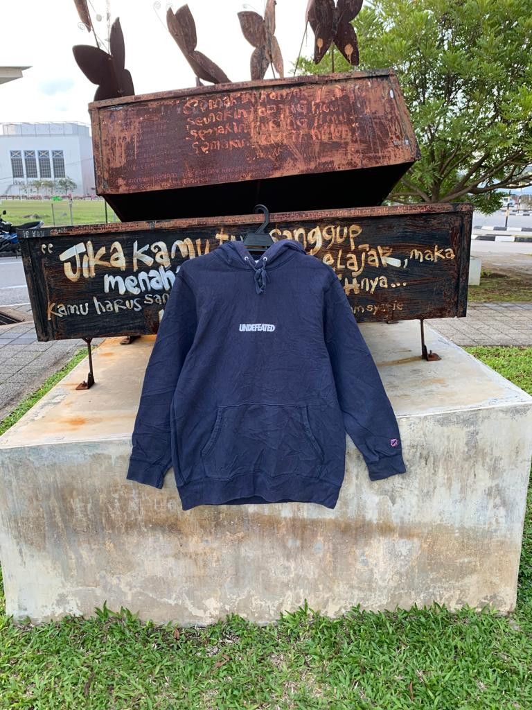 Brand × Streetwear × Undefeated Vintage Undefeated Hoodie small Logo ...