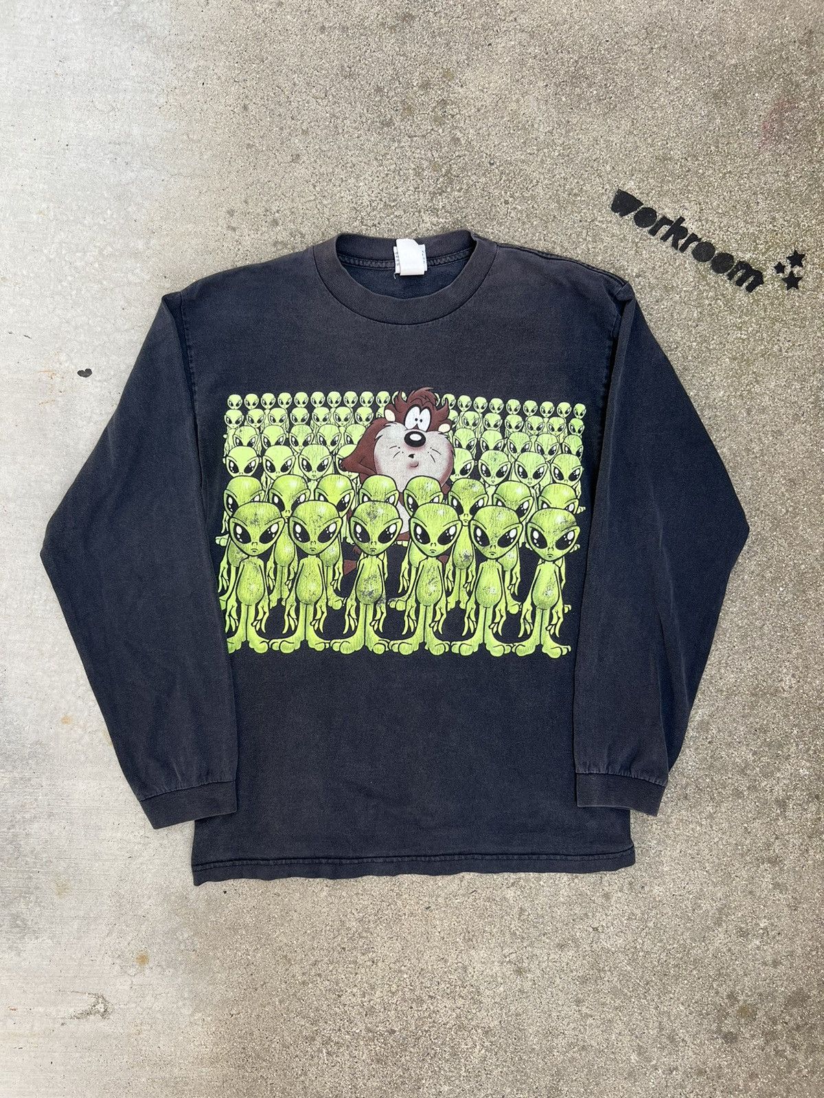 Streetwear × Vintage × Warner Bros Vintage 90s faded Taz Alien tee ...