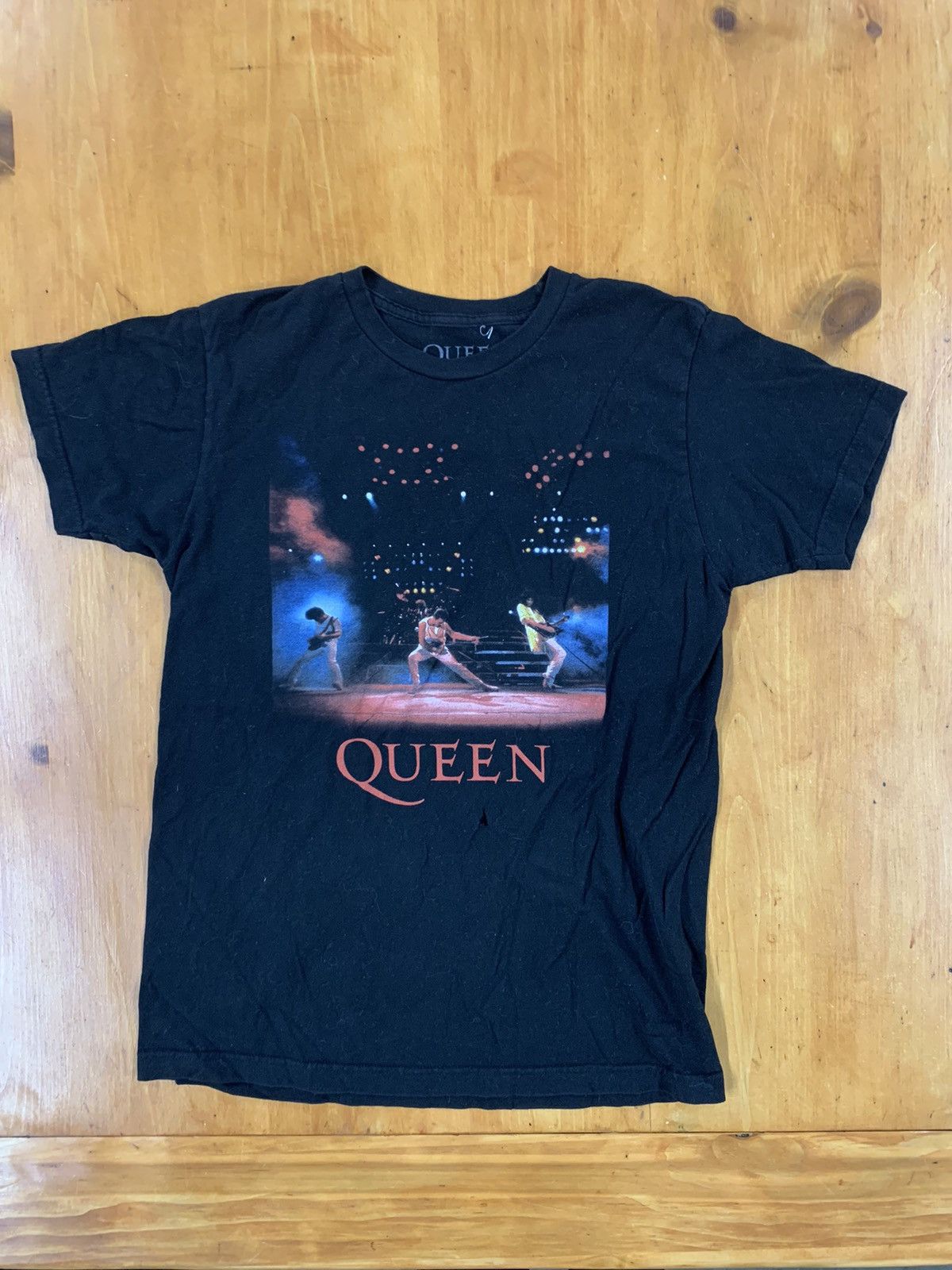 Tee × Tee Shirt × Vintage Queen Rocking Out on Stage T-Shirt | Grailed